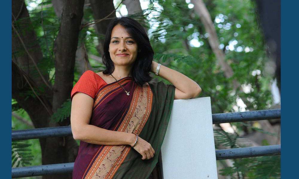 అక్కినేని అమల రీఎంట్రీ .. ఈ హీరోకి అమ్మగా