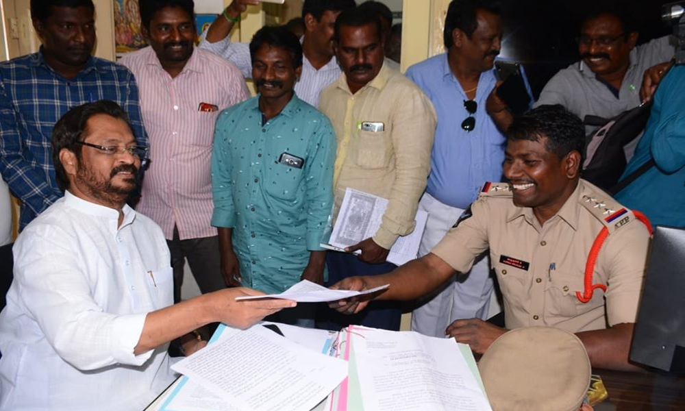 పోలీసులపైనే కేసు పెట్టిన మాజీ ఎంపీ హర్షకుమార్ | ex mp Harsha Kumar ...