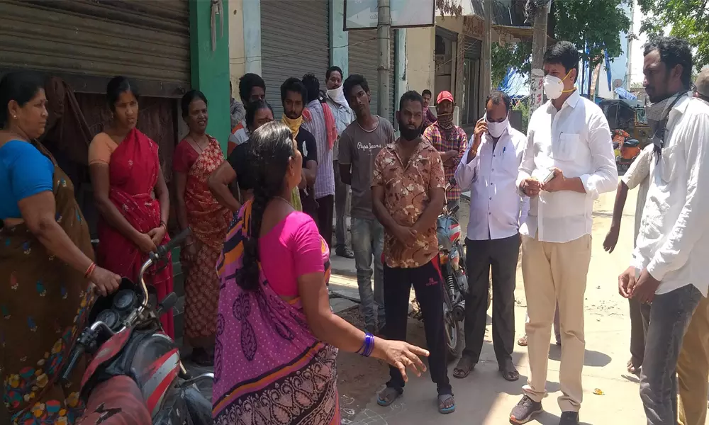 Akividu: వార్డులలో పర్యటిస్తు సమస్యలు తెలుసుకుంటున్న ఎమ్మెల్యే మంతెన ...