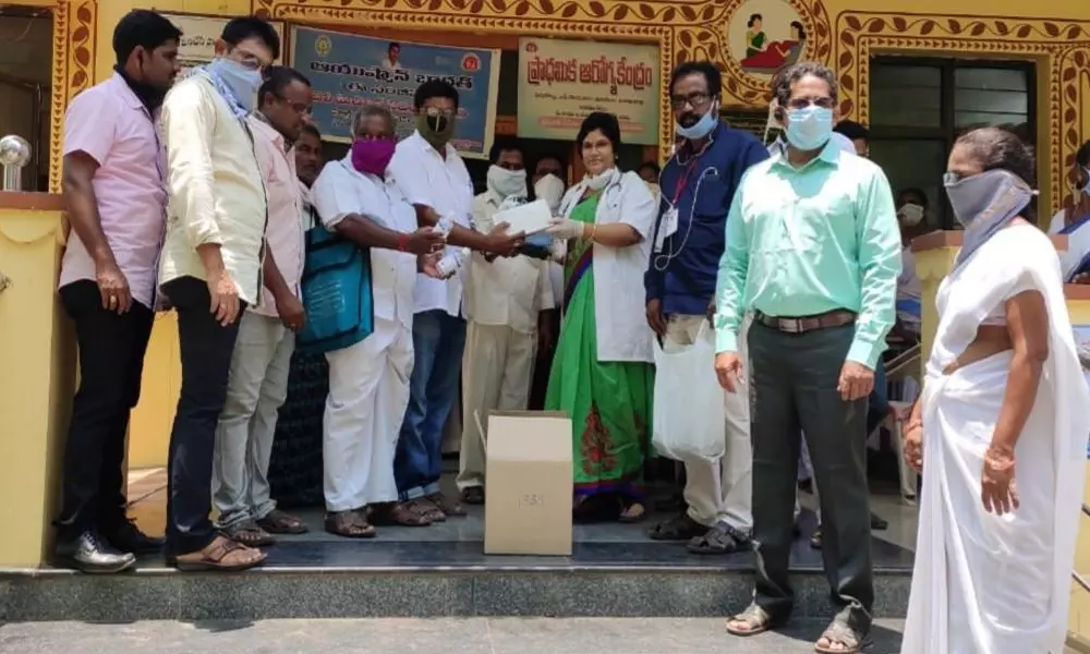 S.Rayavaram: మాస్కులు, శానిటైజర్లు, గ్లౌజులు అందజేసిన ఏపిటిఎఫ్ | Masks ...