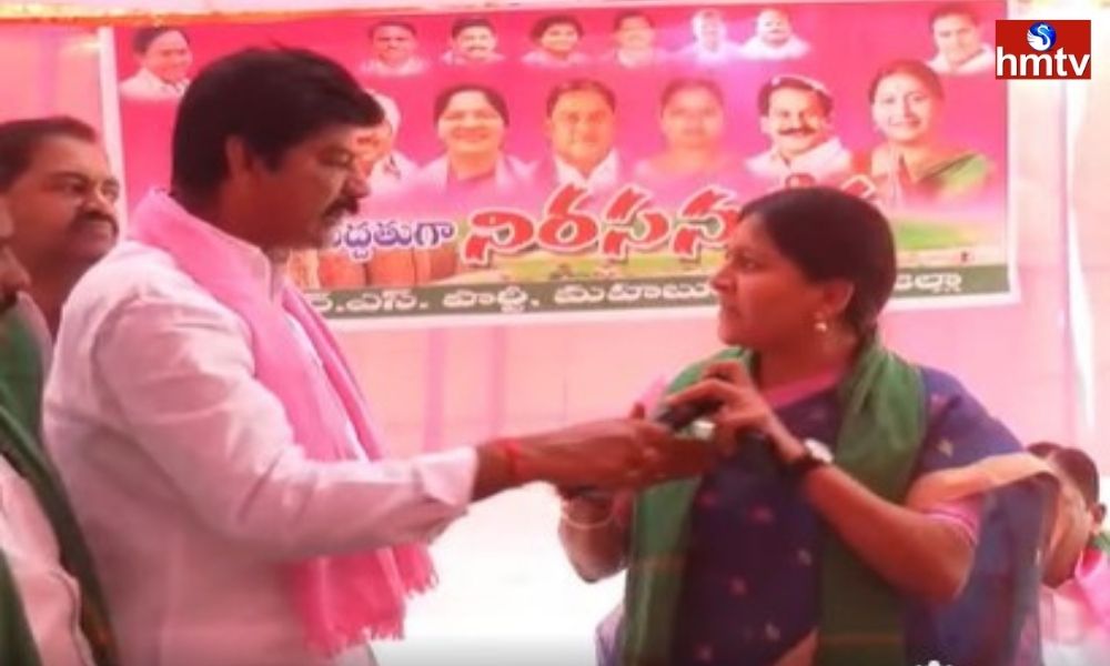 టీఆర్ఎస్లో భగ్గుమన్న విభేదాలు.. ఎంపీ కవిత మాట్లాడుతుండగా మైక్ ... టీఆర్ఎస్లో భగ్గుమన్న విభేదాలు.. ఎంపీ కవిత మాట్లాడుతుండగా మైక్ ...