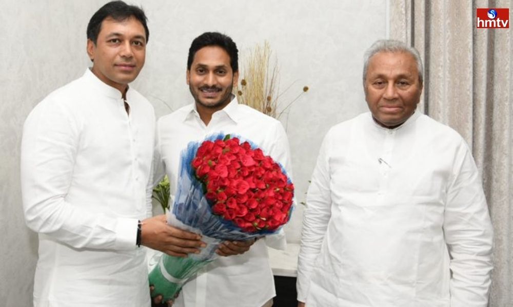 గౌతం రెడ్డి వారసుడిని ప్రకటించిన మేకపాటి... | Mekapati Vikram Reddy Meets cm jagan