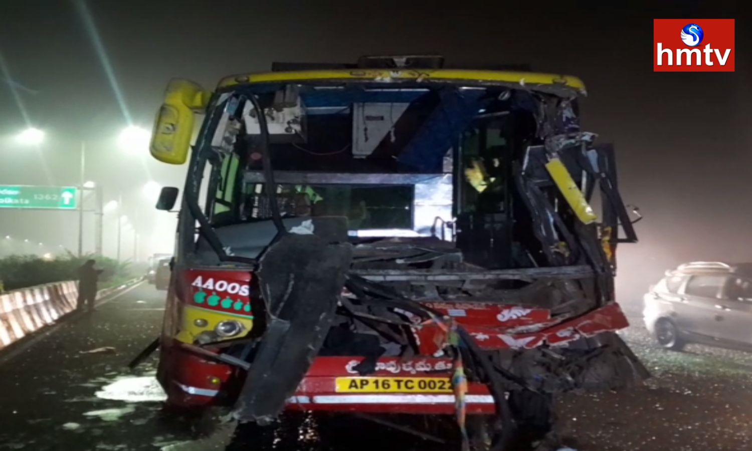 ఒంగోలు జాతీయ రహదారిపై రోడ్డు ప్రమాదం.. ముందు వెళ్తున్న లారీని ఢీకొట్టిన ...