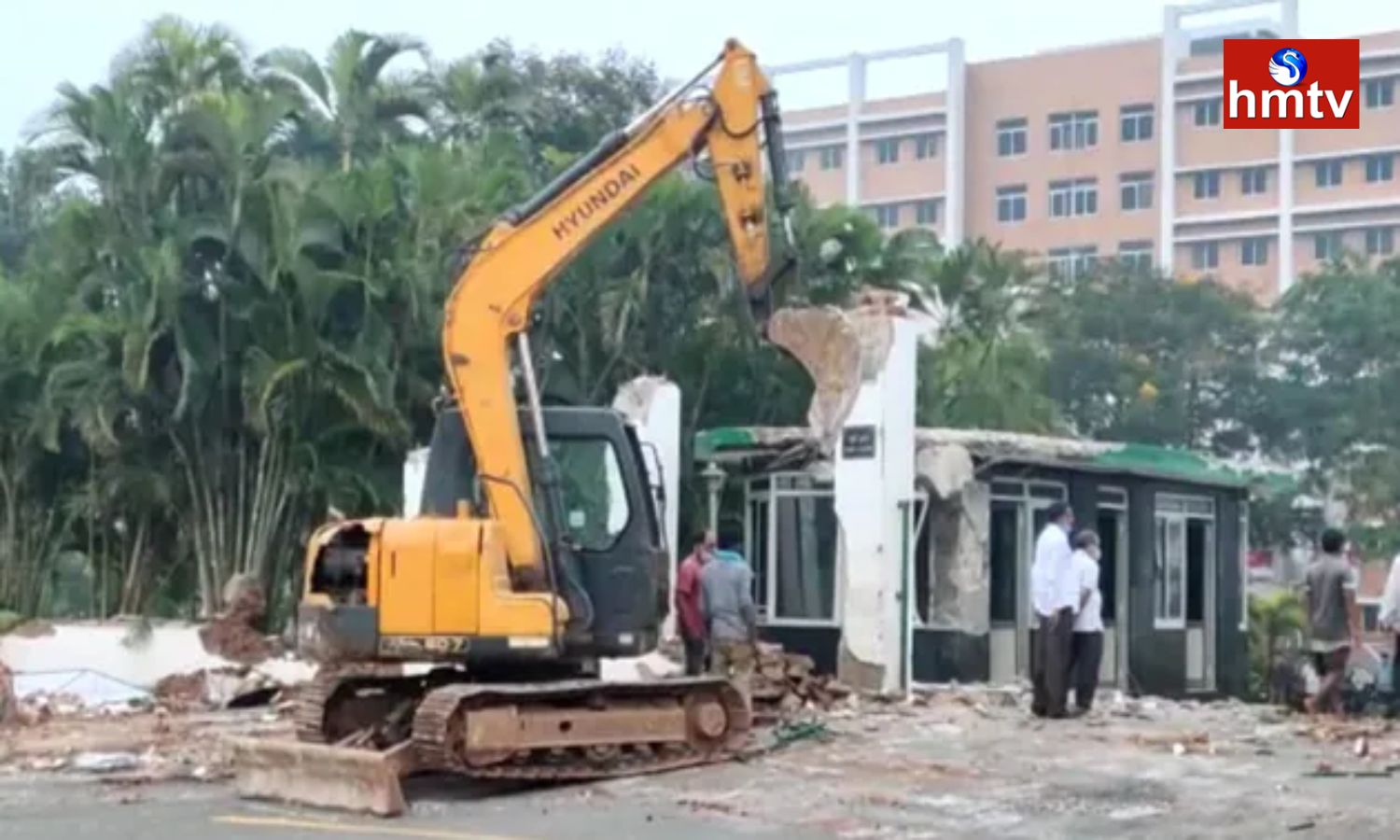 Vizag: విశాఖ గీతం కాలేజీ వద్ద ఉద్రిక్తత | Tension At Visakha Geetham ...