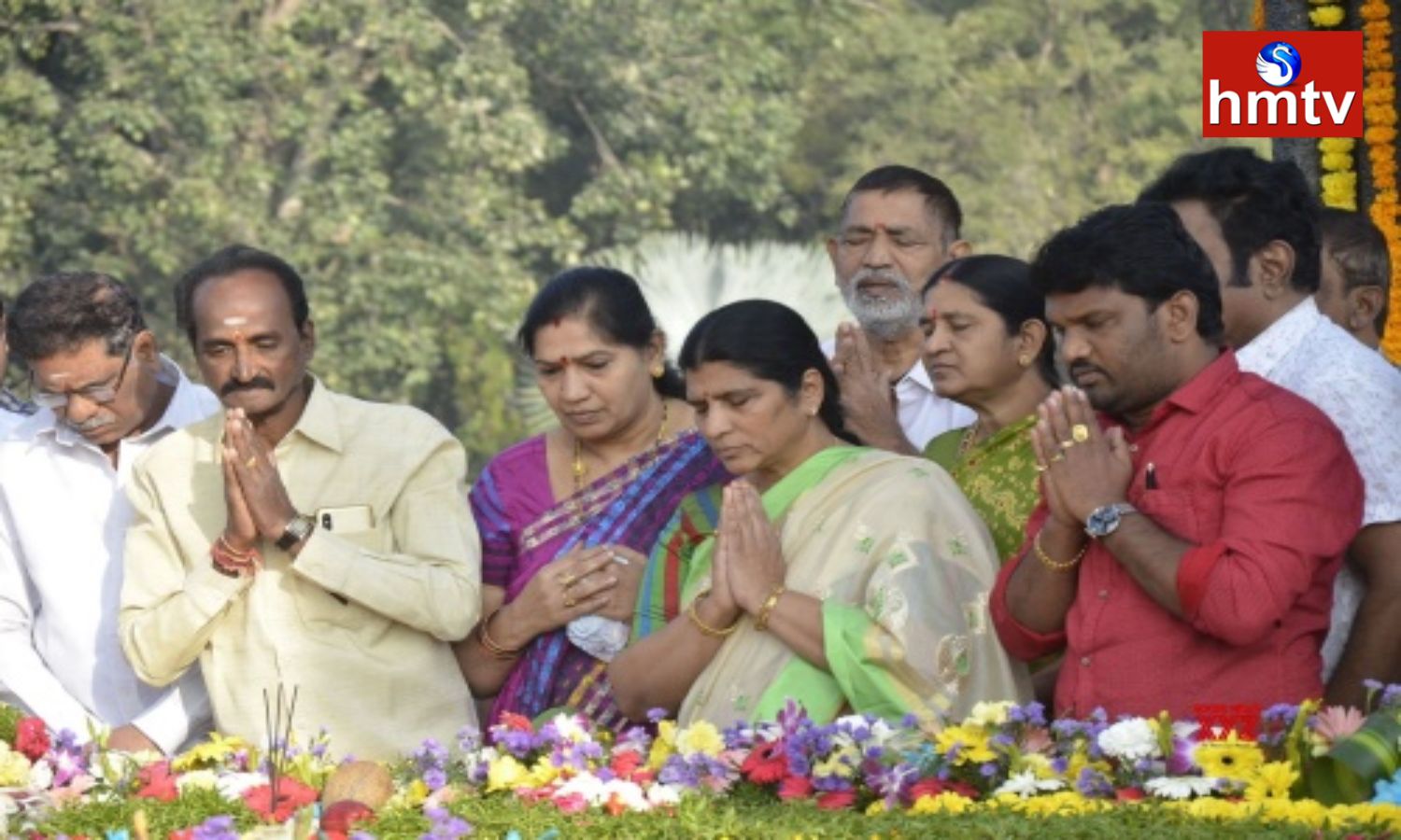 Lakshmi Parvathi: 26 ఏళ్లుగా ఒంటరిగా బతుకుతున్నాను.. జగన్‌ మళ్ళీ జీవితాన్ని ఇచ్చారు | Lakshmi ...