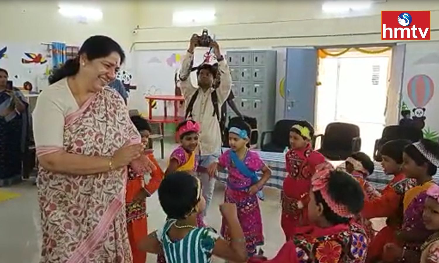 Satyavathi Rathod: చిన్నారులతో కలిసి డ్యాన్స్ చేసిన మంత్రి సత్యవతి ...